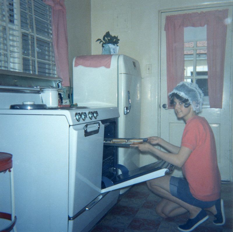 45 Vintage Photos of People at Their Kitchens From the 1960s ~ Vintage ...