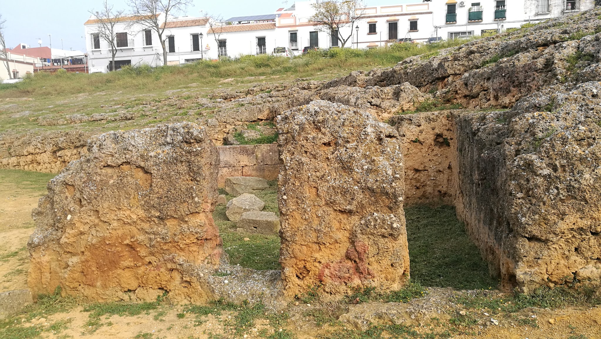 En Carmona (Sevilla): Visitas al Anfiteatro y Necrópolis Romana.