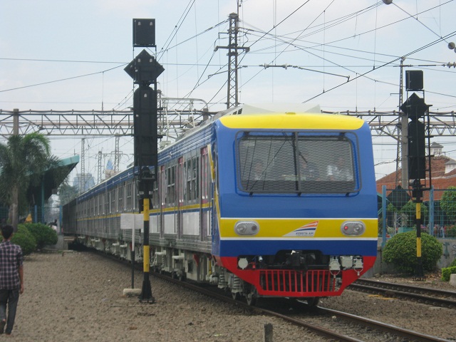 Universitas Indonesia Station Platform: KLB Uji Coba KRL INKA ...