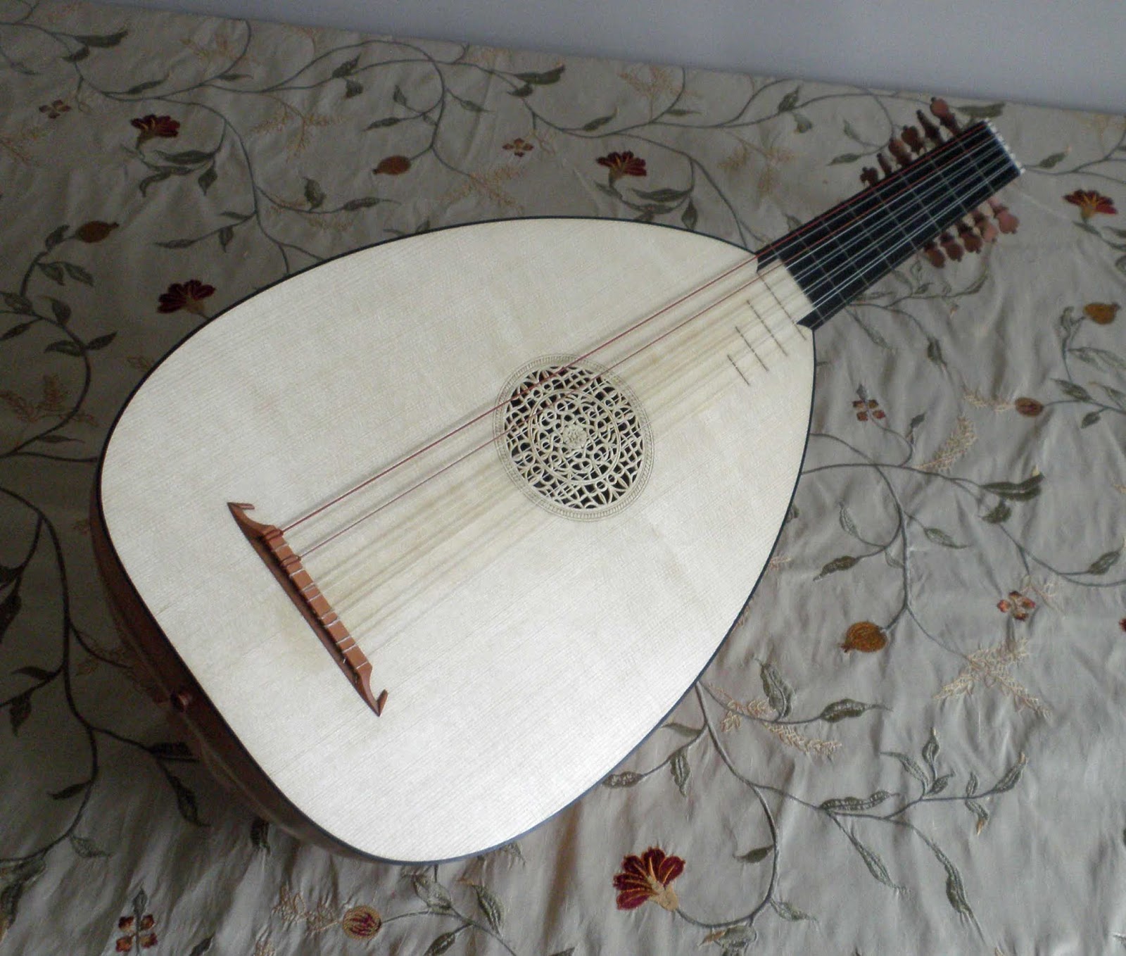 Buying a Lute: Renaissance lutes