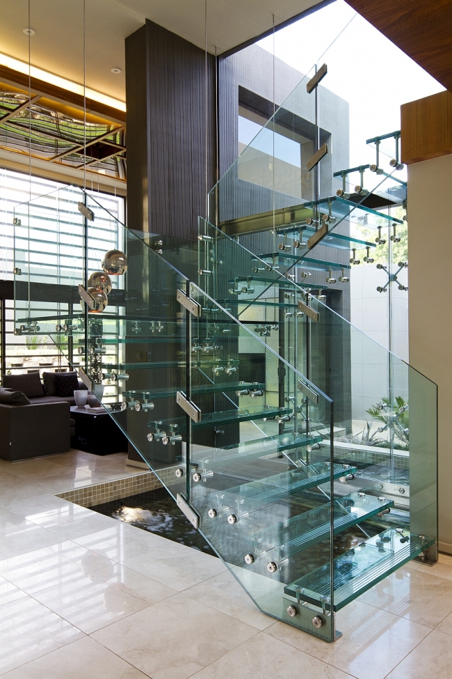 Ideas for integrating a glass ladder into your home - Lady's Houses