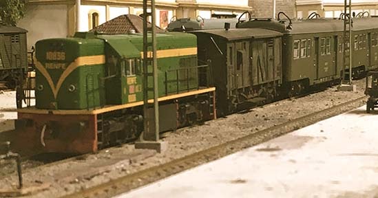 Tren a mano: "FAKE TRAINS"