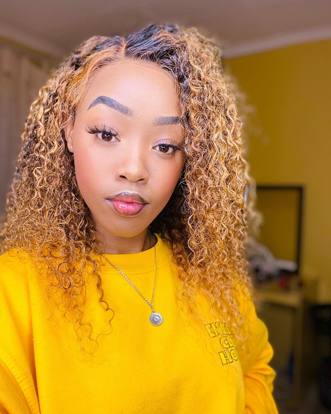 Shape, Hips, Figure : Andiswa TS The Bomb RSA is curvy.