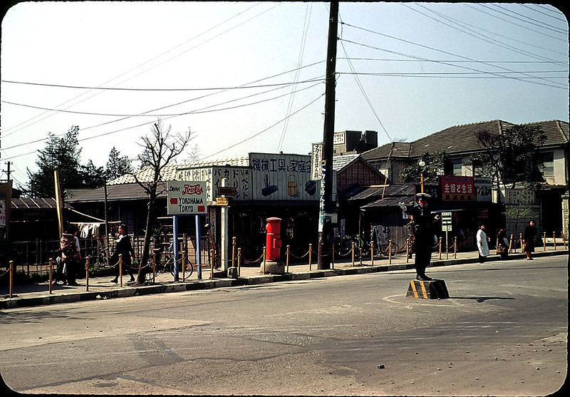 35 Fascinating Color Snaps Capture Everyday Life of Tokyo in the Early ...