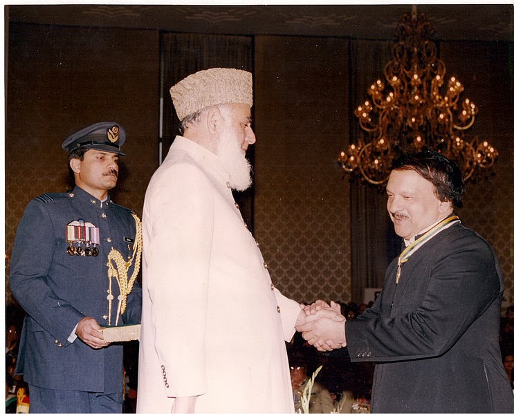 Dr. Amjad Parvez receiving Pride of Performance Award from President of ...