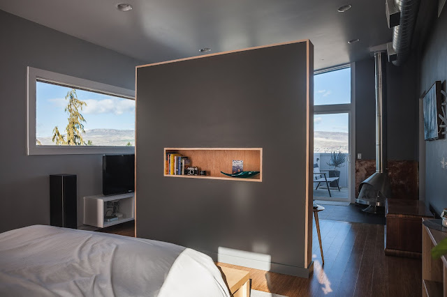 Building the floating wall: the final touches.