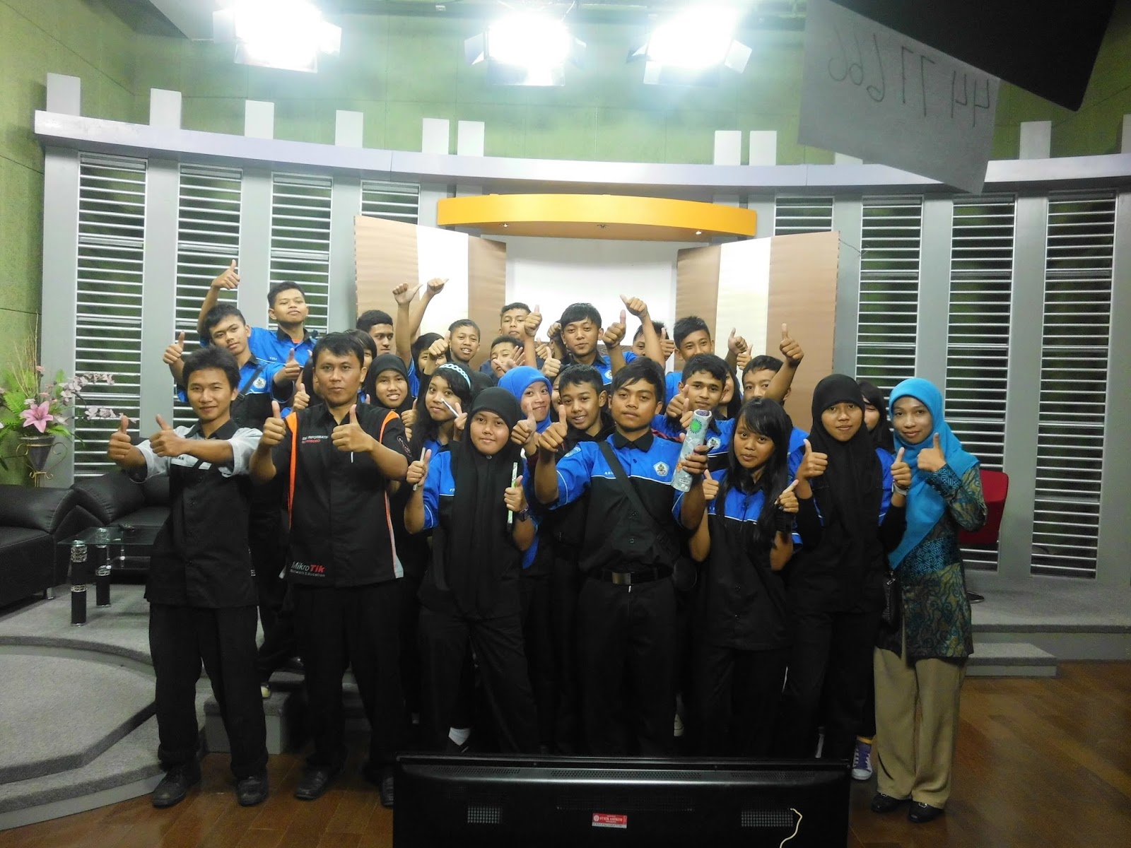 AneAku: CONTOH LAPORAN KEGIATAN KUNJUNGAN INDUSTRI SMK