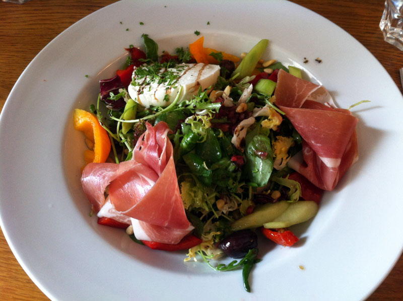 Salaattia Helsinki!: Ilmakuivattu kinkku & mozarella - Karl Johan