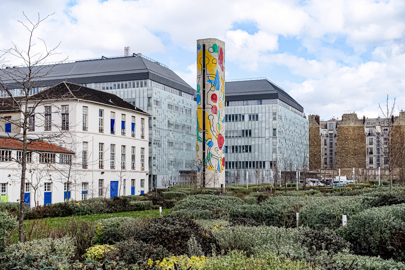Paris : Tour Keith Haring, le totem pop art de l'Hôpital Necker Enfants ...
