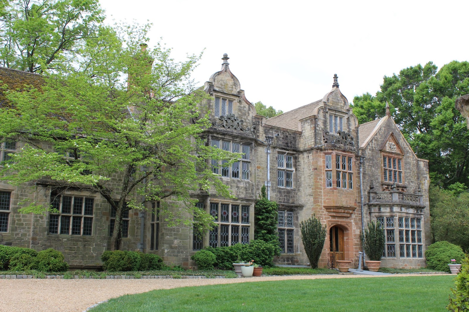 Royal Musings: And right next door to Agecroft Hall is Virginia House ...