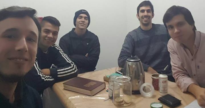 UN GRUPO DE VARONES CON ANSIAS DE CRECER