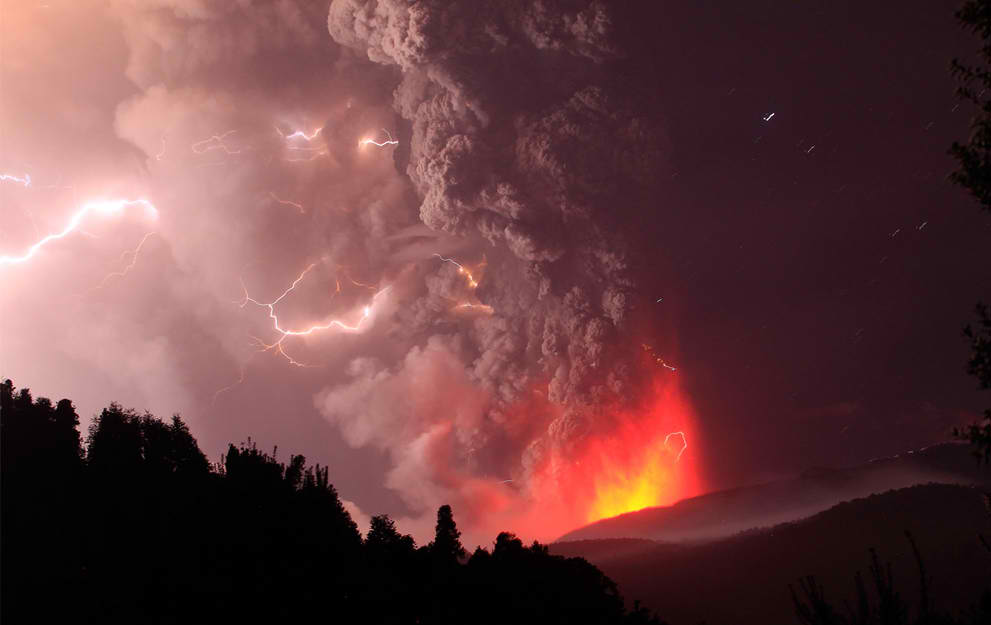 Puyehue Volcano, south of Santiago, Chile, erupts! (Amazing lightning ...