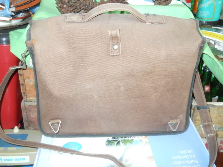 KOLEKSI FITRI BARANG OLD SKOOL: Beg sekolah coklat ' button pulas