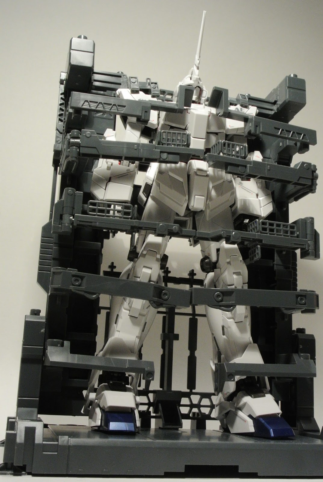 GunplaWorks: Review: MG Unicorn Gundam w/MS Cage