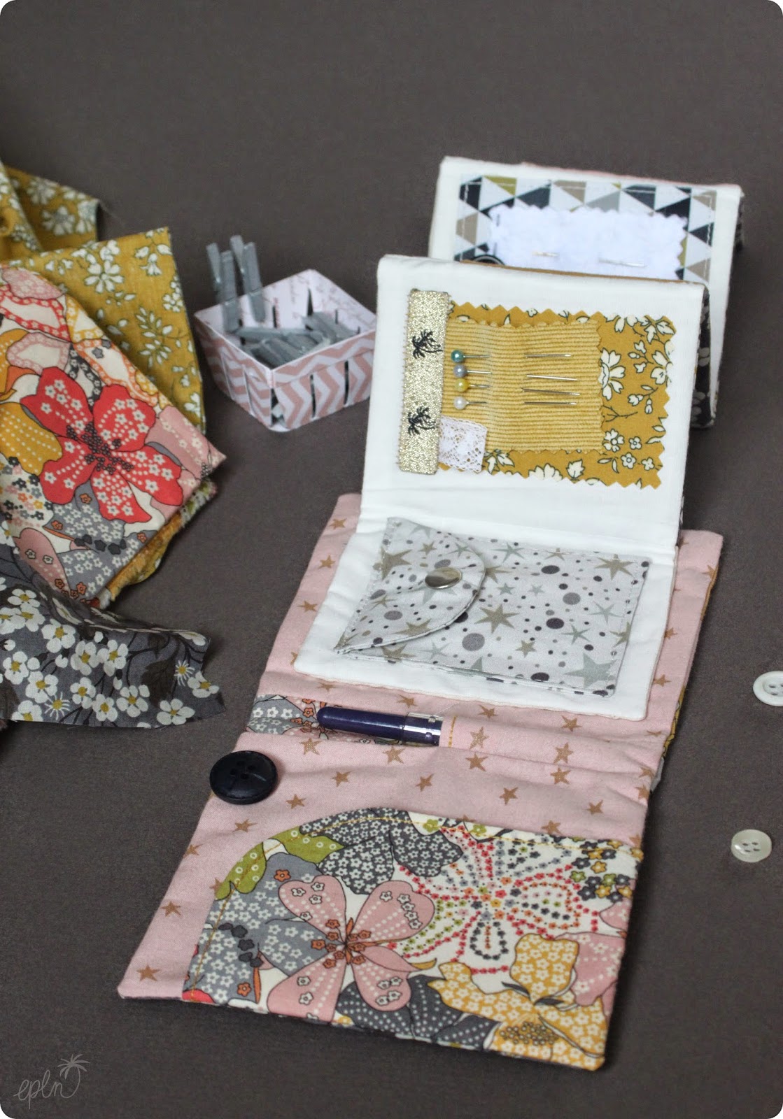 Et puis la neige elle est trop molle: Sewing Kit (couture inside)