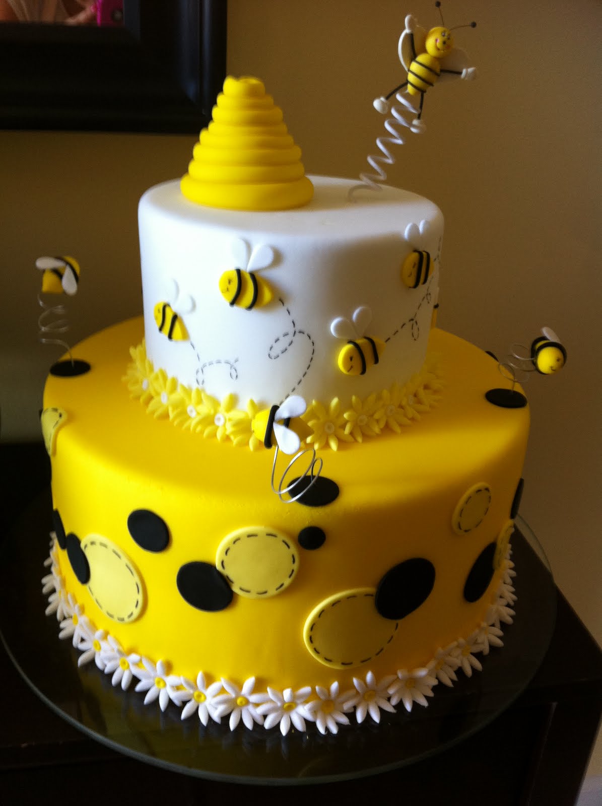 JJ Cakes and Co.: Bumble Bee cake