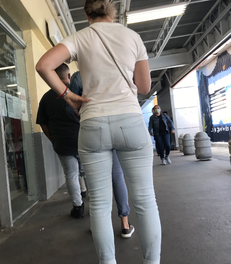 Mujeres ricas en la calle con ropa entallada | Mujeres bellas en la calle