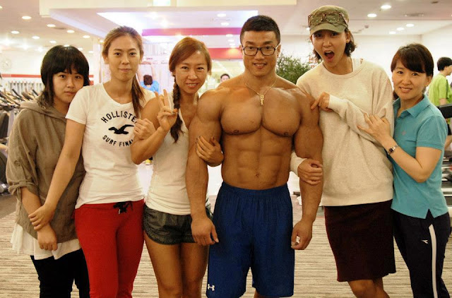 Korean bodybuilder KANG KYUNG-WOn