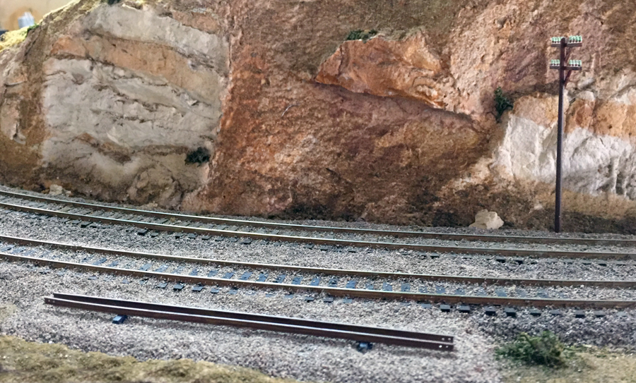 modeling the SP: Trackside details, Part 2: physical