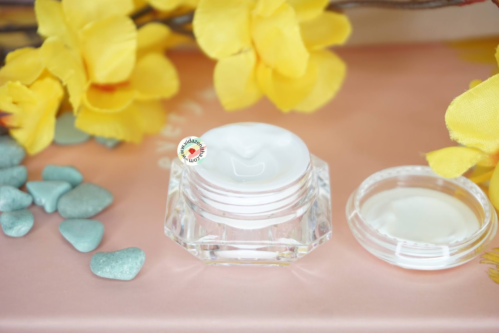 CARA MEMBUAT WAJAH GLOWING TANPA MAKE UP | REVIEW EBRIGHT SKIN LUMINOUS ...