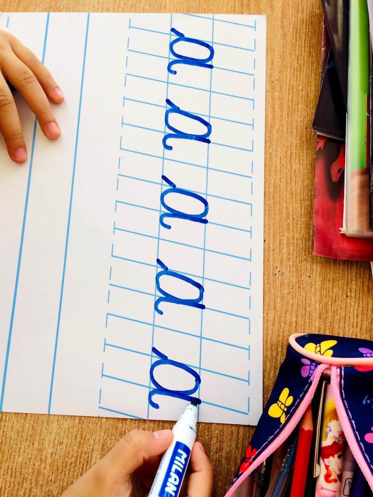 Cum l-am abordat noi pe „a” mic de mână- litere de lipit în caiet ...