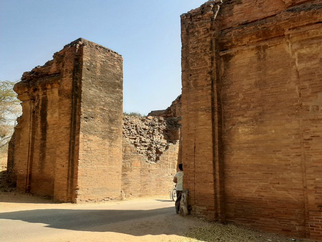 a blog about food, art, travel & more...: Tharabha Gate, Bagan