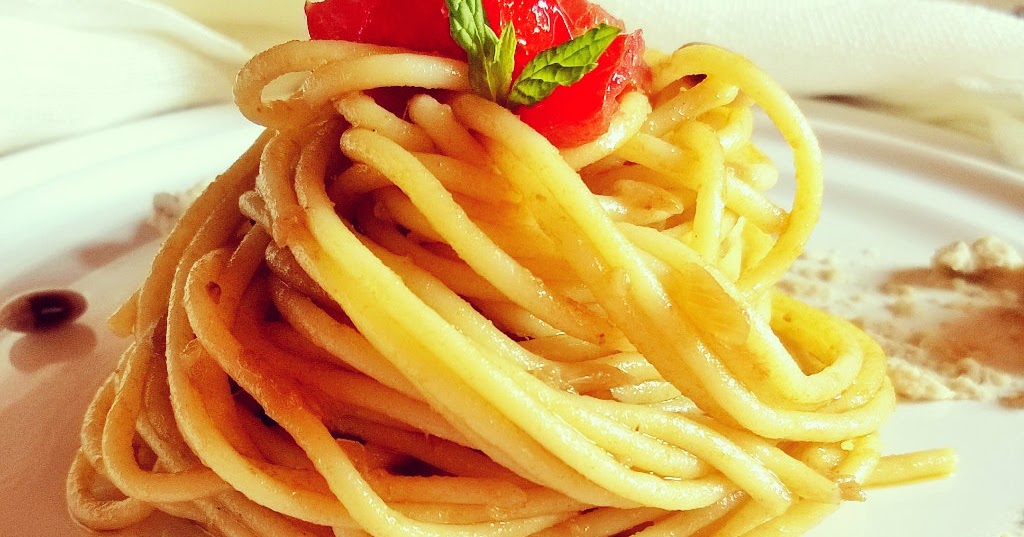 Spaghetti in salsa di acciughe crema di fagiolini e pomodorini freschi ...