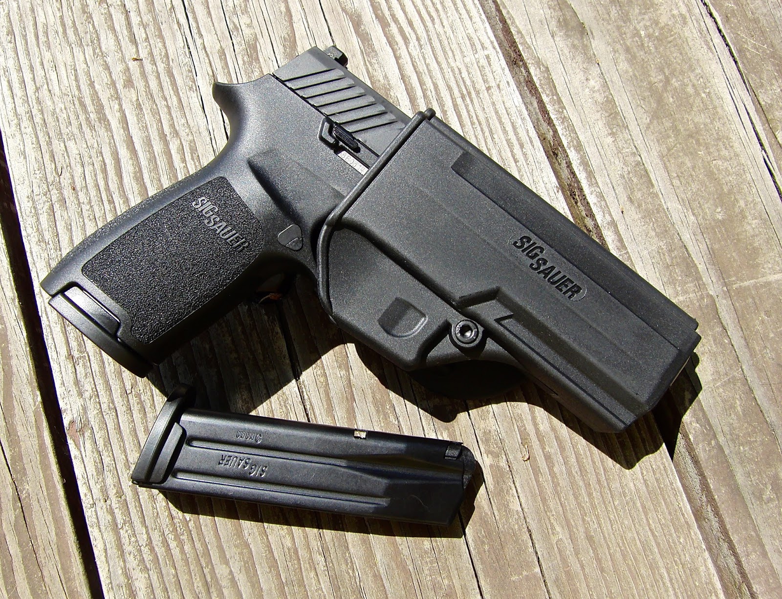 Thai Daily Khao: ซิกซาวเออร์ p320