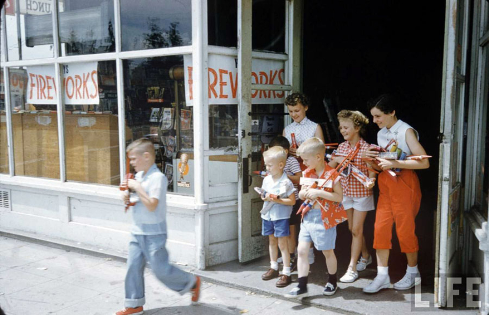 Wonderful Vintage Photographs Capture Independence Day Scenes in 1954 ...