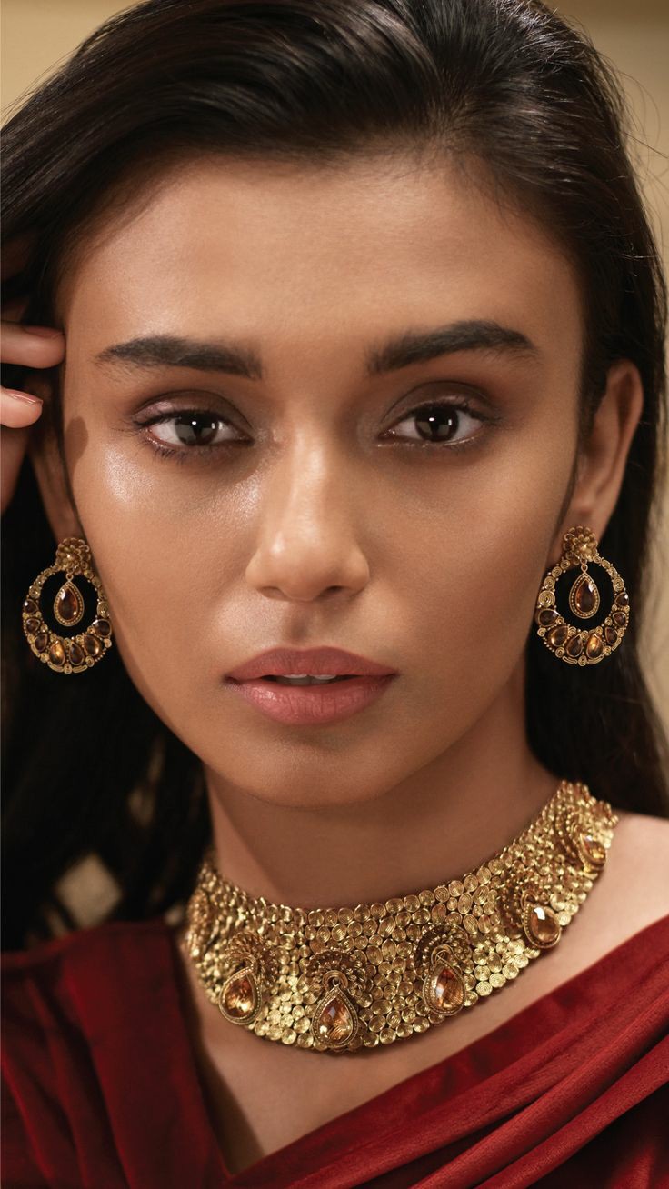 Elegant designer gold necklace