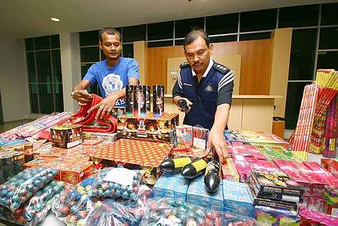 Berbagai Jenis Dan Saiz Mercun Mahupun Bunga Api Jadi Koleksi Polis ...