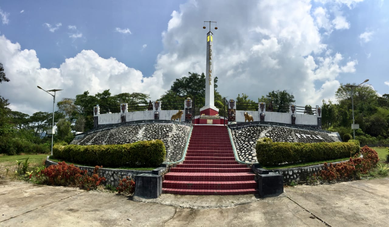 Tugu Toga Sinaga di Urat Samosir