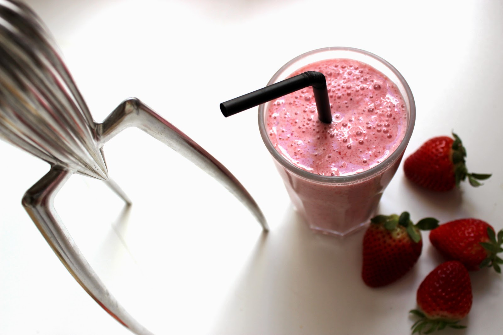 FOOD |STRAWBERRY MILKSHAKE | THEULIFESTYLE | Sojuls Blog