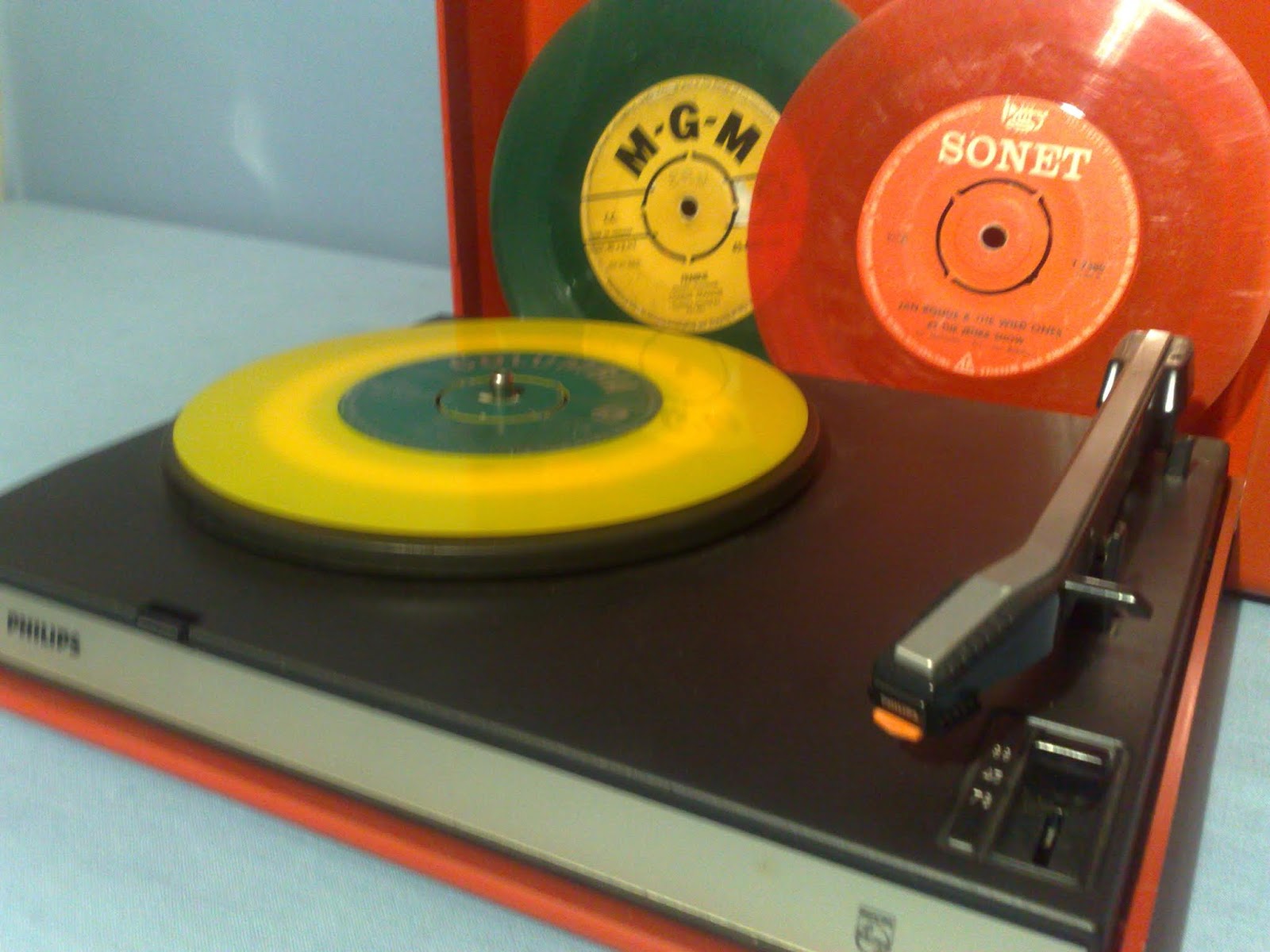 TOM's TECH TOYS: TURNTABLES RECORD PLAYERS