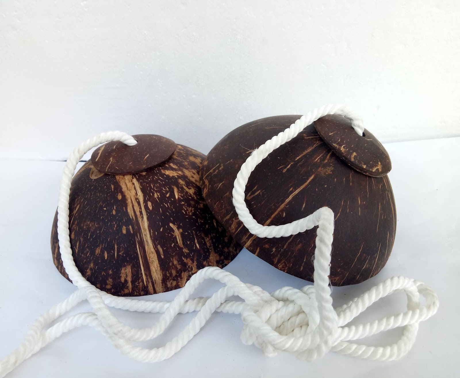 ONI MADE CRAFT: mainan egrang tempurung kelapa