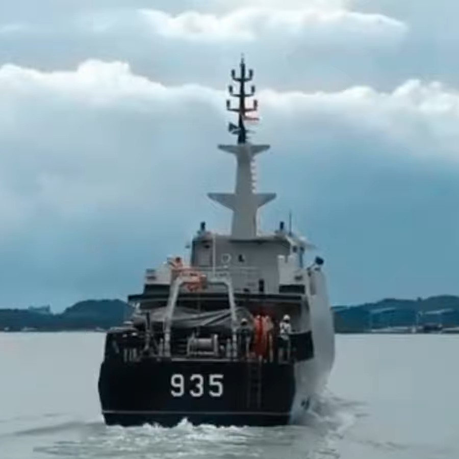 DEFENSE STUDIES: KRI Pollux-935 Tambah Daftar Kapal Perang TNI AL