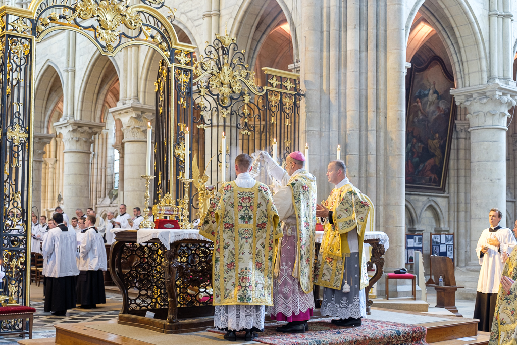 A Pontifical Set of Vestments from Pluriarte ~ Liturgical Arts Journal