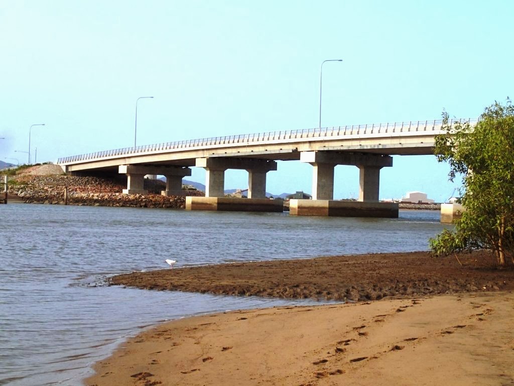 Waterways : Fatty Knees sail on Ross River