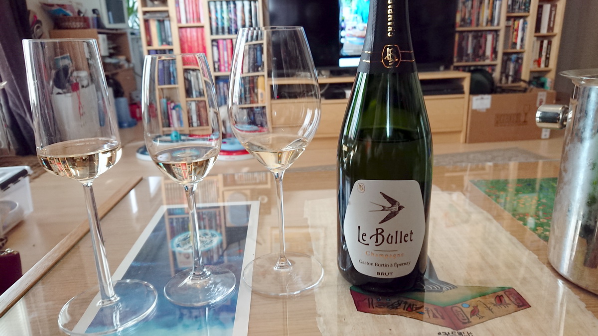 Le Bullet Champagne Brut - vappusamppanjaa, mutta mistä lasista?
