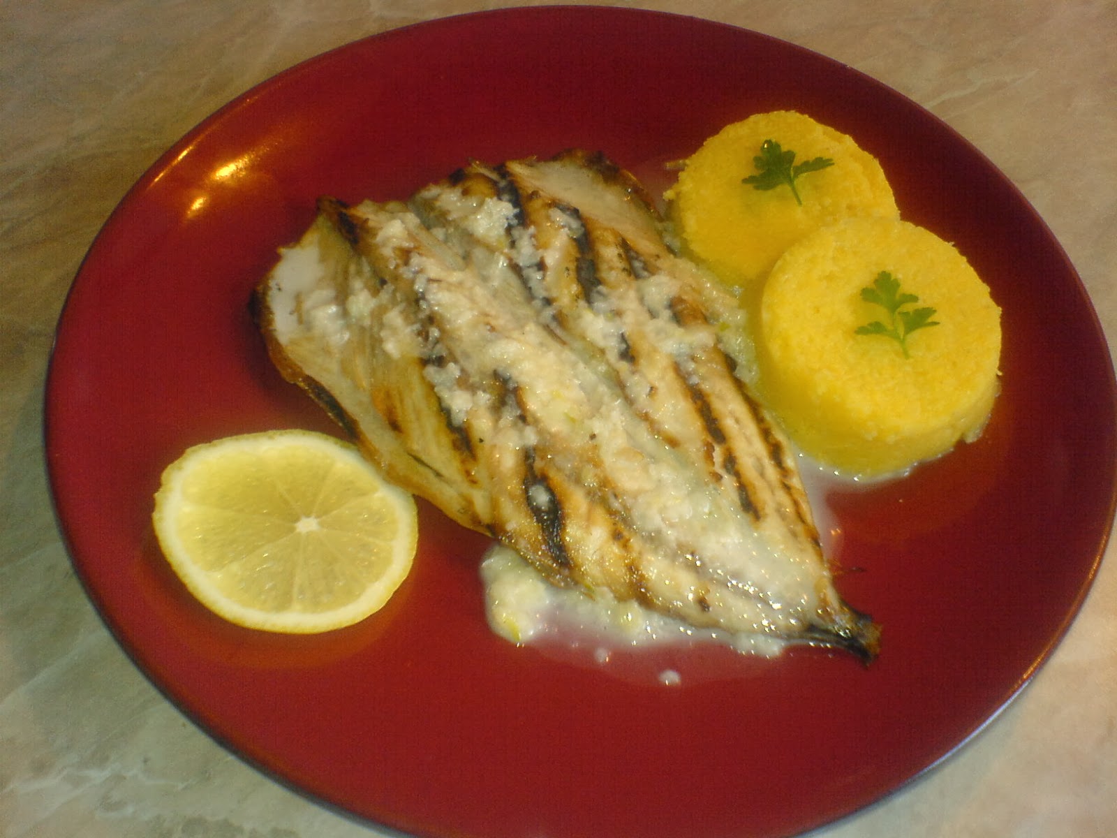 Macrou la gratar cu mujdei de usturoi si mamaliguta | Preparatedevis.ro