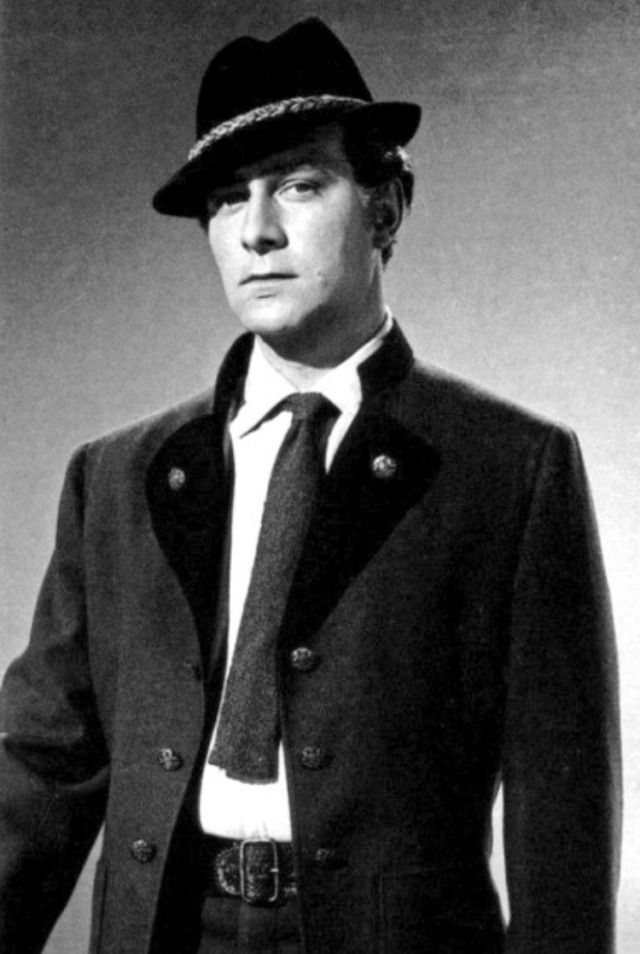 20 Portraits of a Young and Handsome Christopher Plummer in the 1950s ...