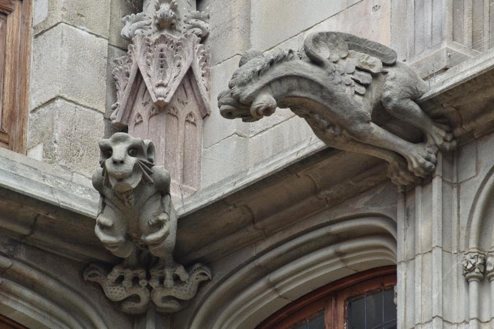 El mundo de Juan María: Viajes y Fotografía: Las gárgolas del edificio ...