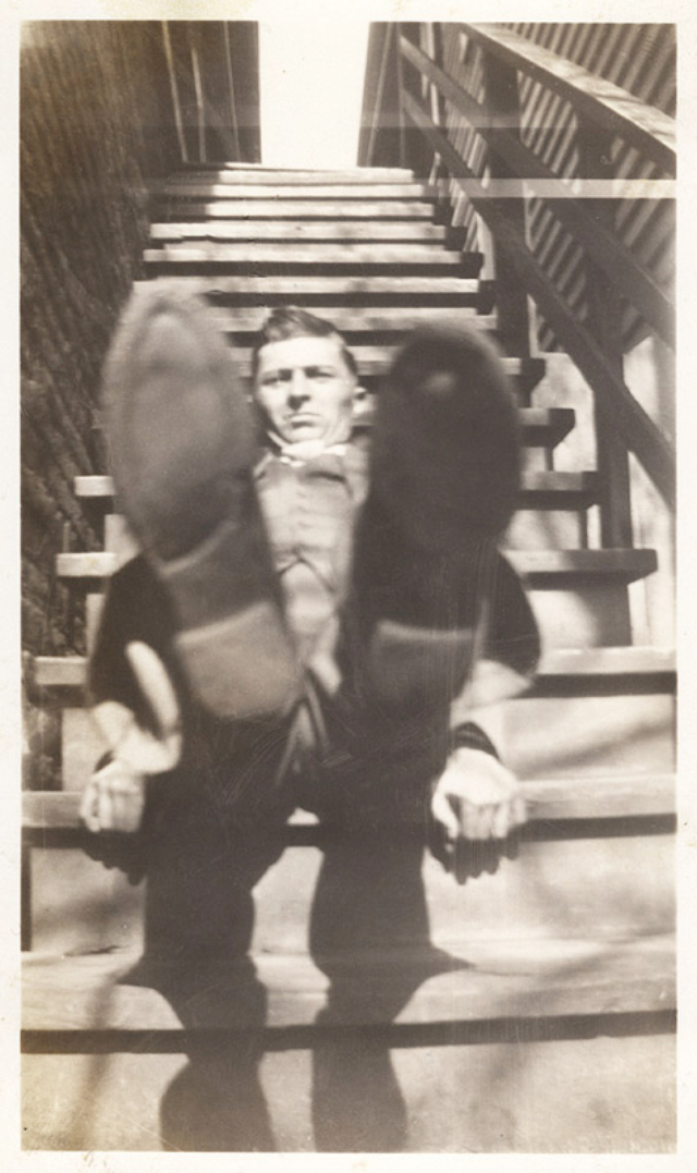 30 Vintage Snapshots of People Taking Pictures of Their Feet For Fun ...