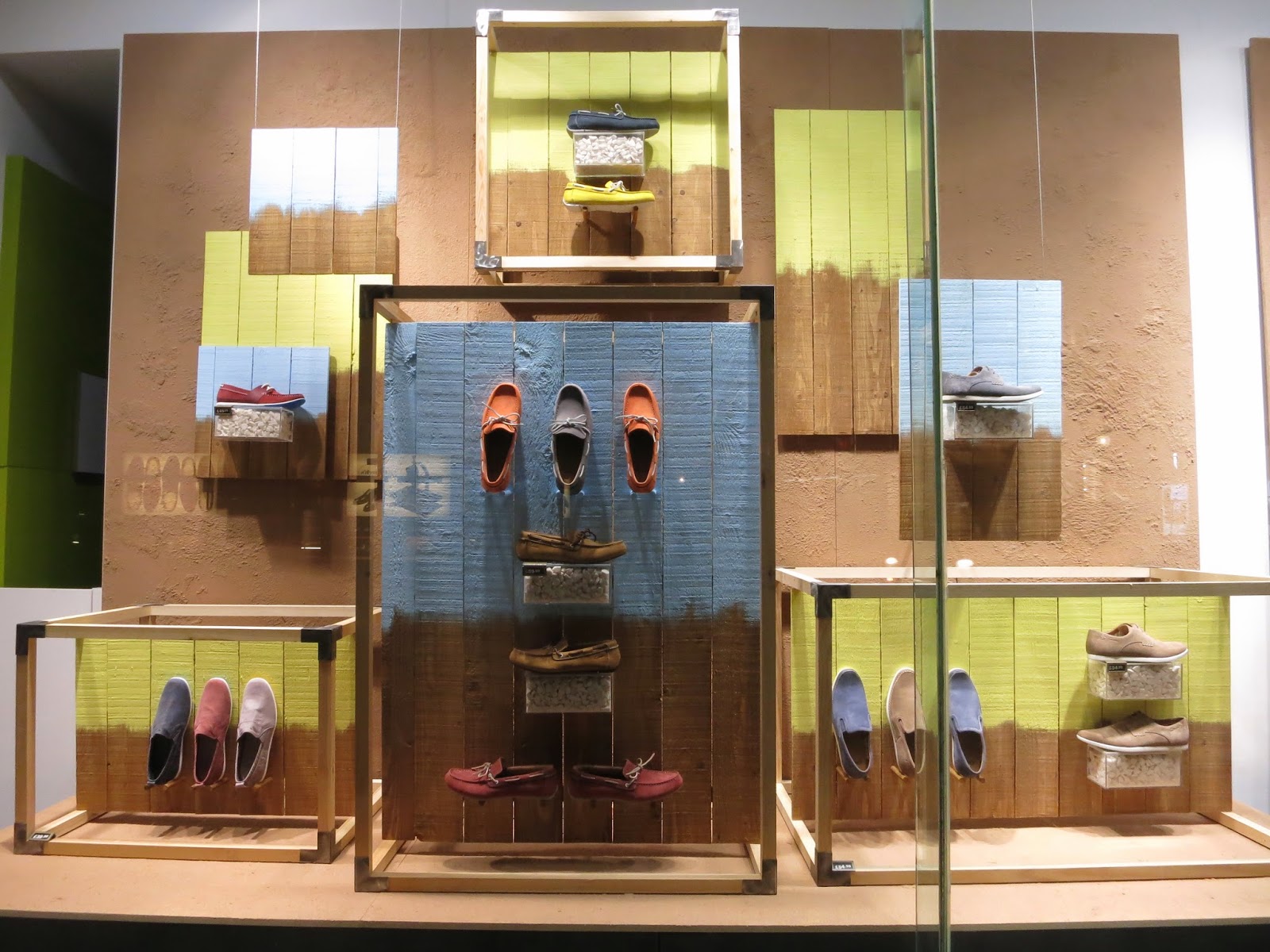 RetailStoreWindows.com: Clarks, London