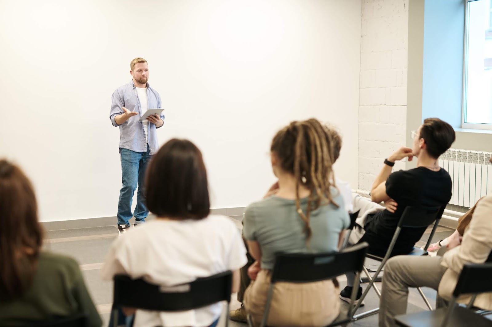 Qual é a diferença entre class e lesson? – Inglês com a Rennie Qual é a diferença entre class e lesson? – Inglês com a Rennie