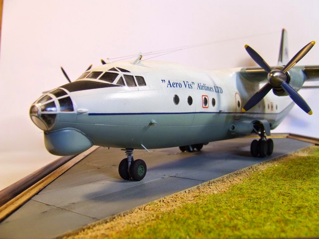 AIRPLANE SCALE MODELKIT: ANTONOV An-12 Cub