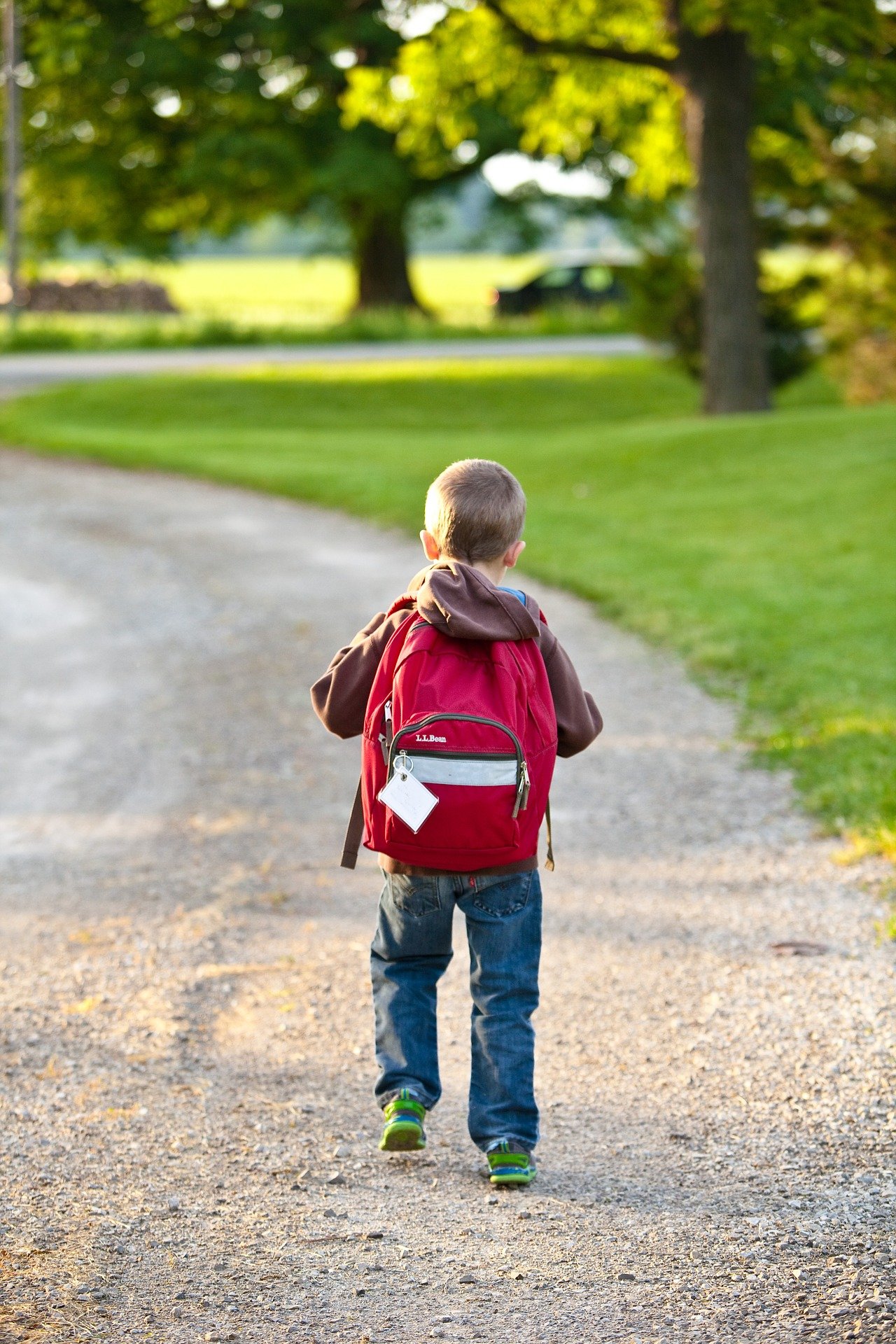 Walking to School: 4 Safety Tips to Teach Your Children - Nanny to Mommy