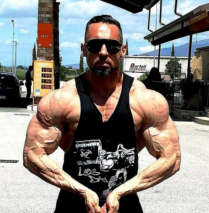 world bodybuilders pictures: italian bodybuilder Giovanni Magliozzi
