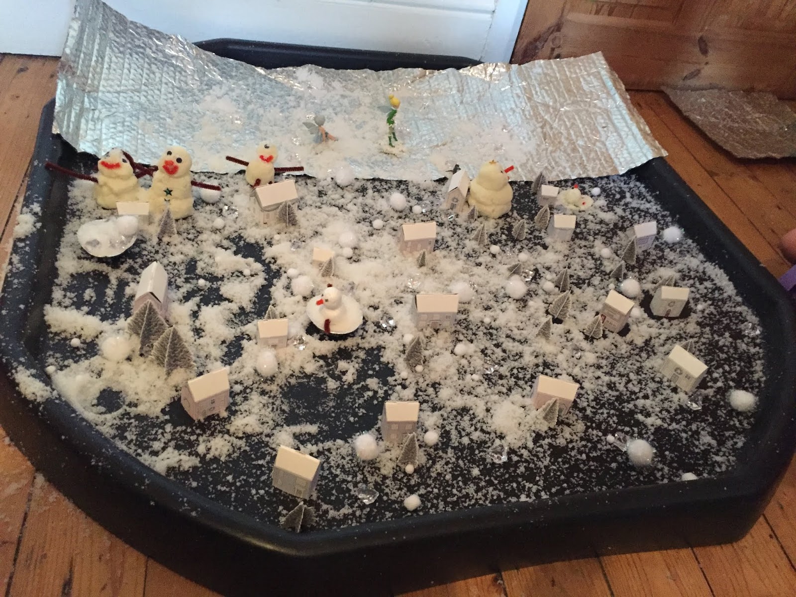 Winter tuff tray - Build a Winter Wonderland