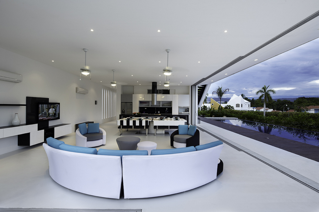 Modern Home With Sharp Lines Lifts Up The Colombian Neighborhood ...